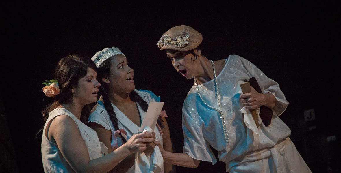 Ana en el Trópico, llega envuelta en hojas de tabaco – El Teatro